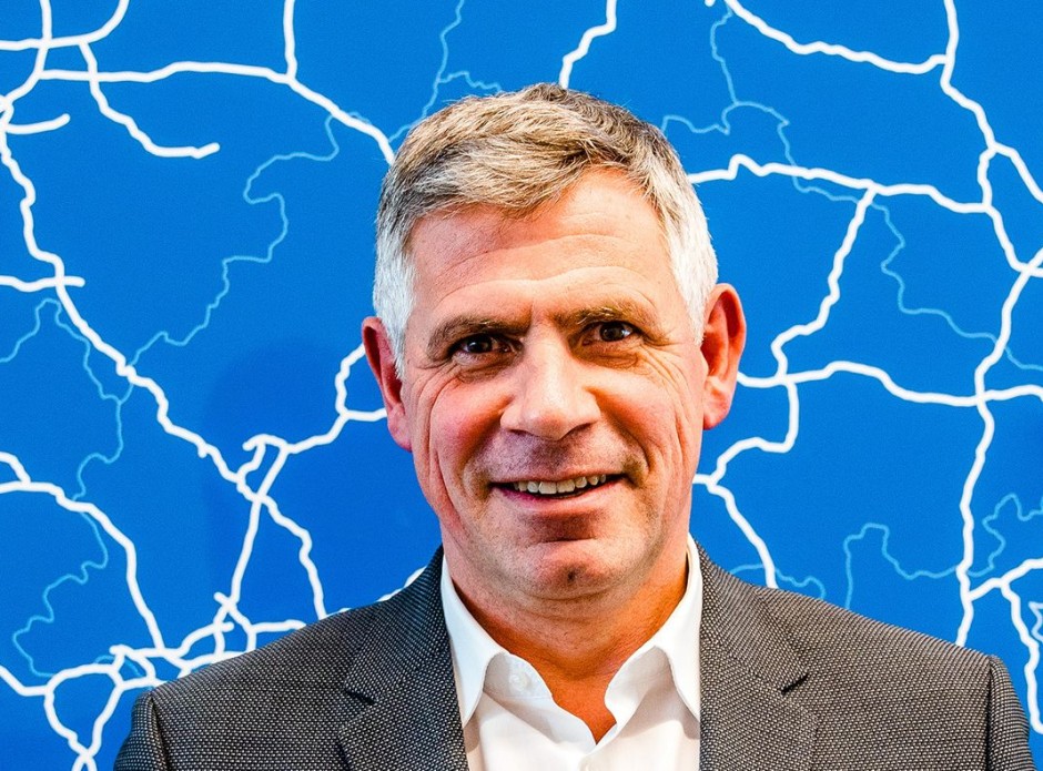 Stephan Krenz Autobahn GmbH vor der Autobahnkarte